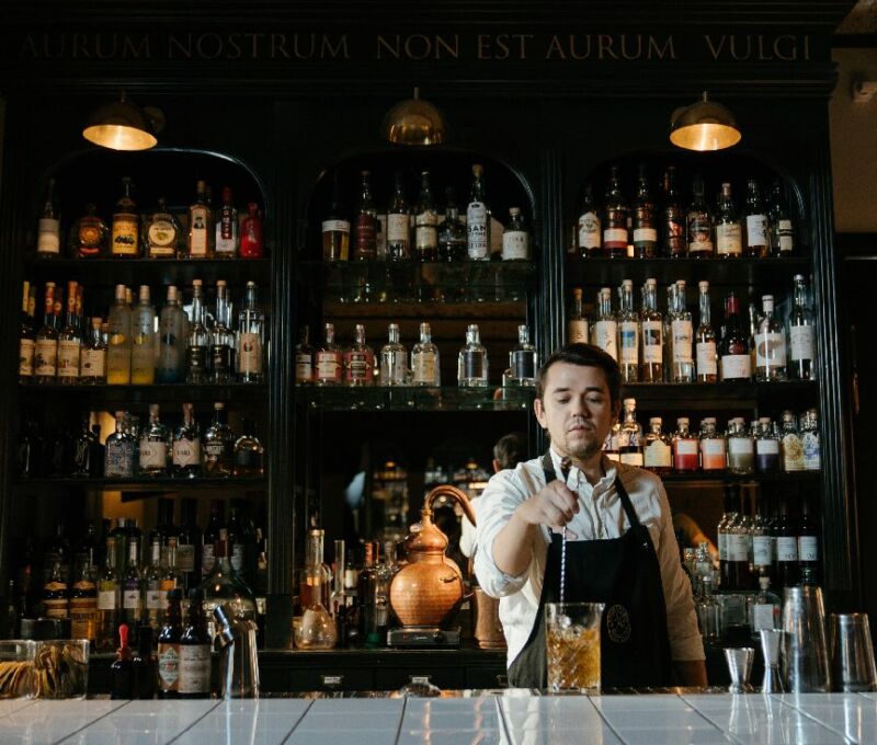 ¿Qué es un bartender y qué hace?